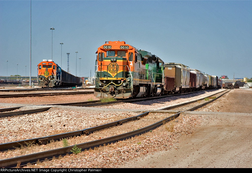 BNSF 8616 and BNSF 2304